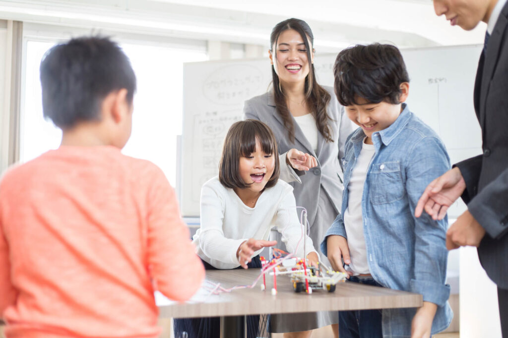 子どもたちに刺激と楽しみをもたらす！人気の謎解き例題集 - Wonder Code